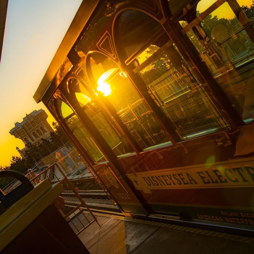 Tokyo Disney Resort: Ride the rails to a new day. 新しい一日に照らされて ...