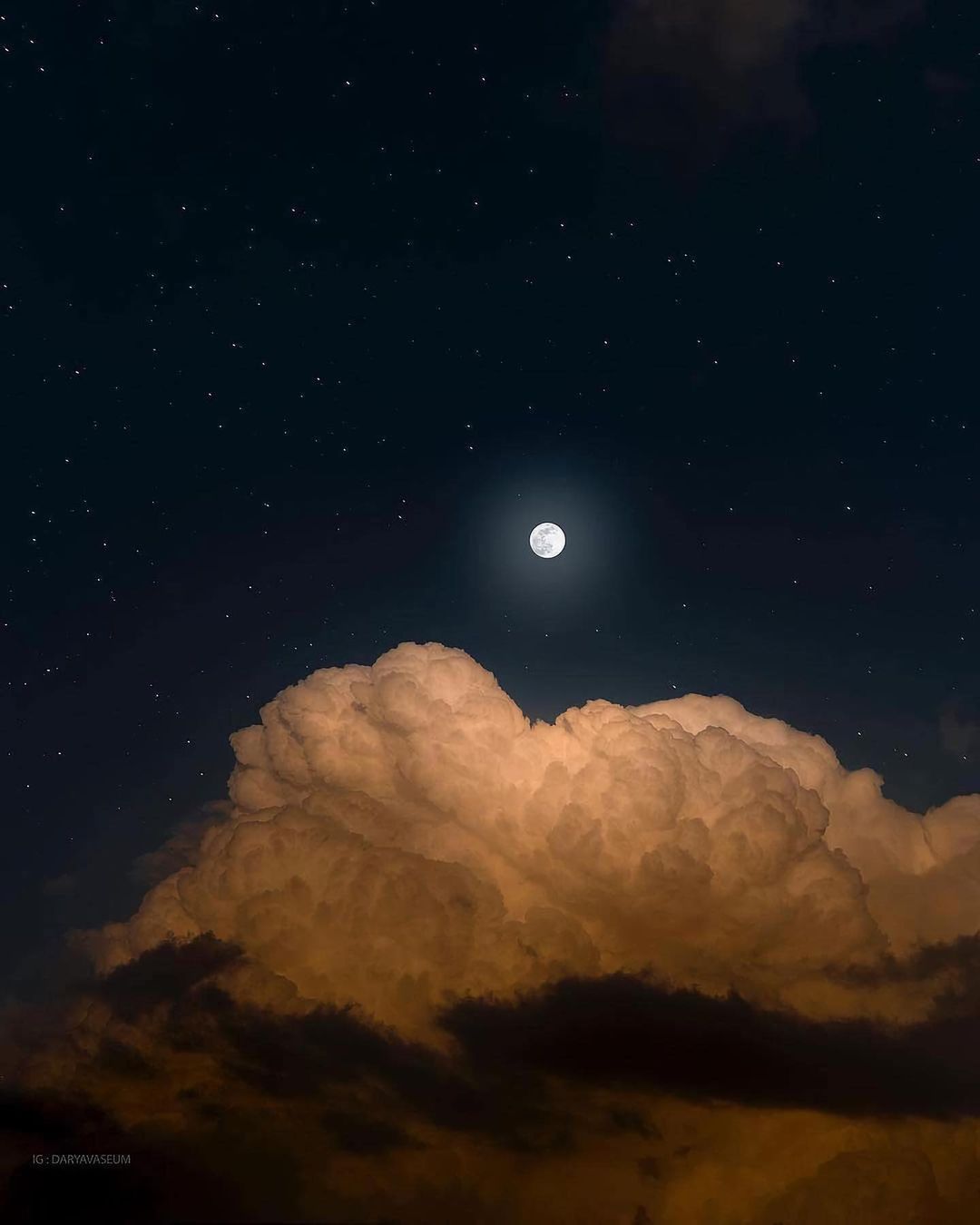 Canon Photography: Our stunning moon! Photography // @daryavaseum ...