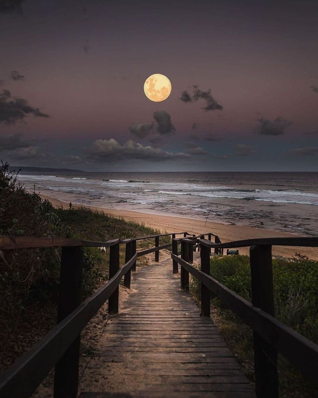 Canon Photography: Moonrise above the Ocean! Photography // @herman ...