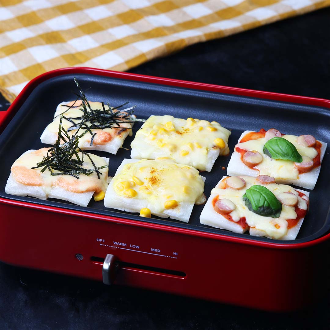 TastyJapan: 【ホットプレートで簡単！】カリッもちっ♪絶品餅ピザ3選 / Mochi Pizza with 3 Toppings ...