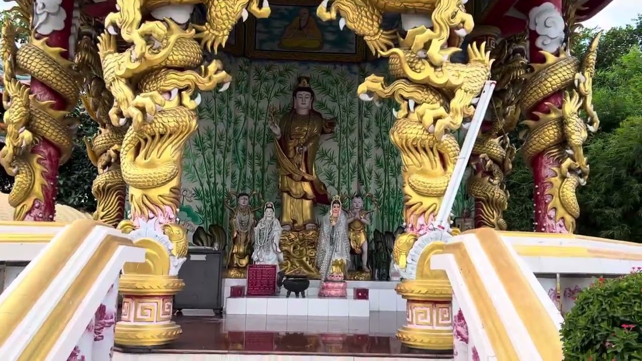 Samrong 駅サムローン駅徒歩20分位にあるMarketの奥に割と大きな仏陀ブッダがあり、目印は松尾芭蕉の坊さんの建物です ...