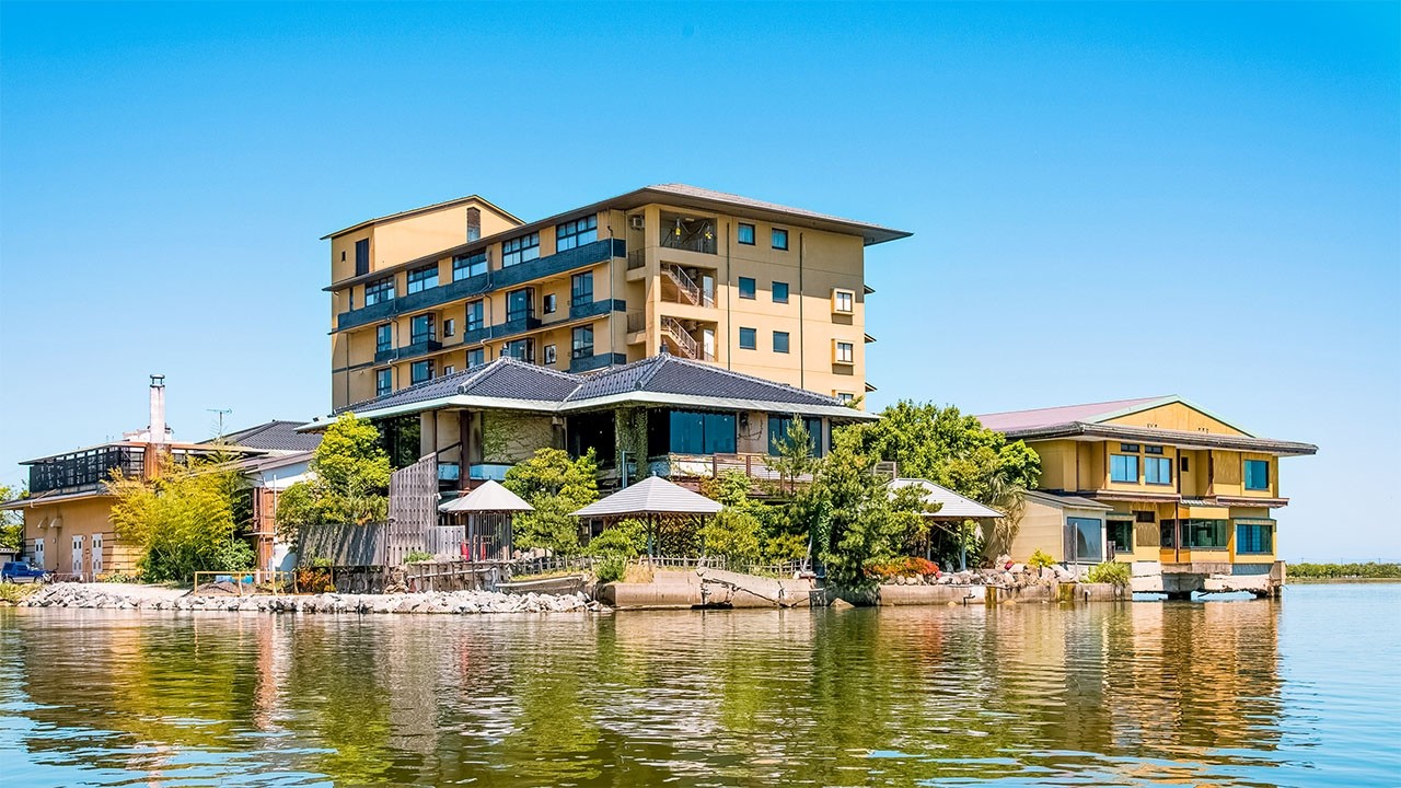 Japan's Little-Known Onsen Ryokan That Seems to Float on the Lake ...