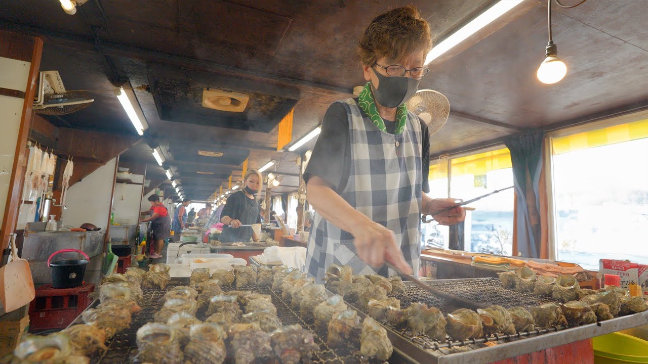 Delicious grilled turban shells and squid made by friendly moms! サザエの ...