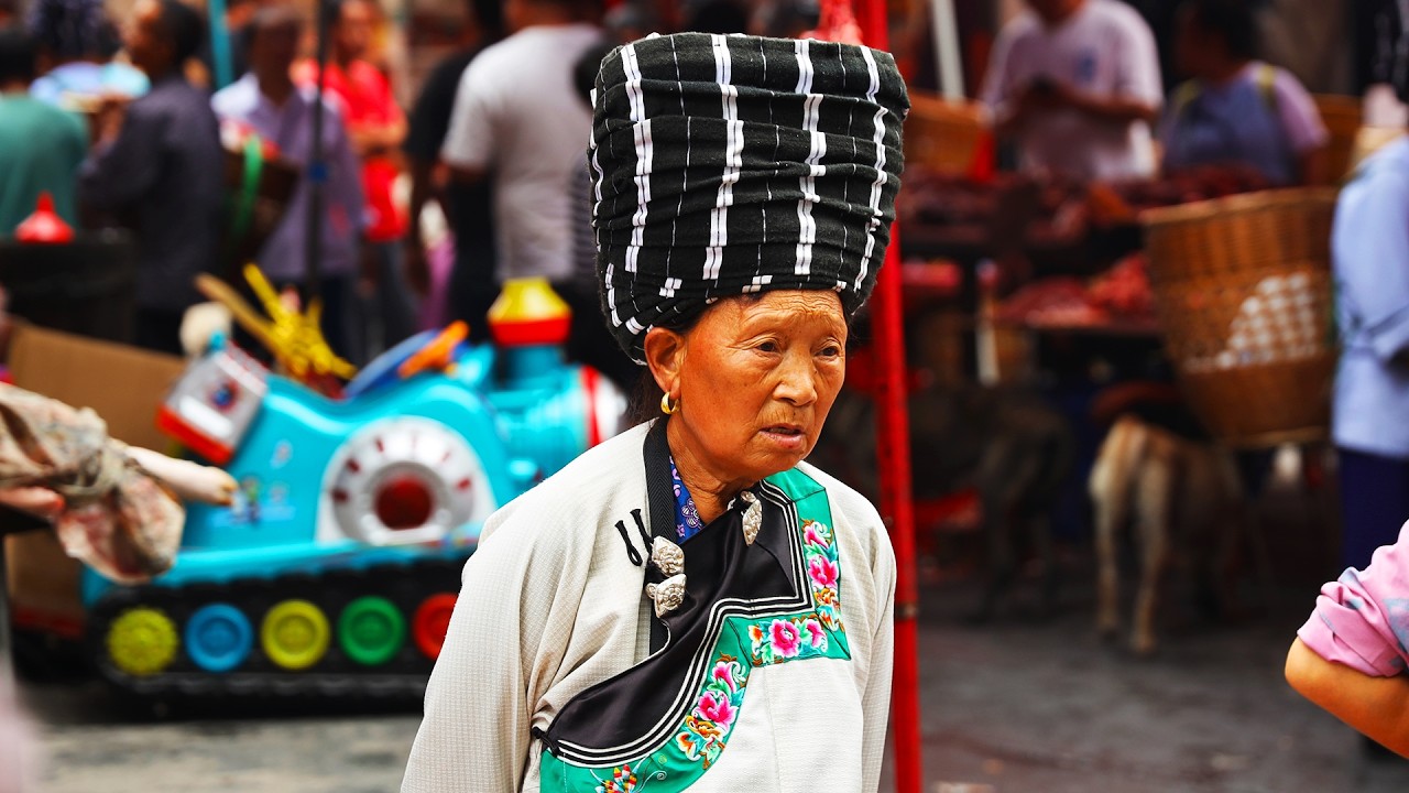 【4K】A Miao market in the mountains, with all kinds of traditional ...