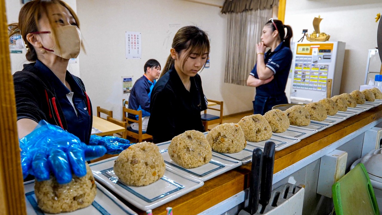 看板娘が躍動するうどん屋！女性スタッフが大活躍するうどん屋まとめ丨Japanese rice ball and udon restaurant - Ciao Nihon