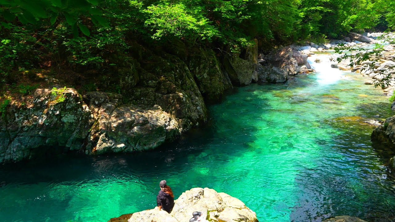 The spectacular Atera Valley and emerald green stream! - Ciao Nihon